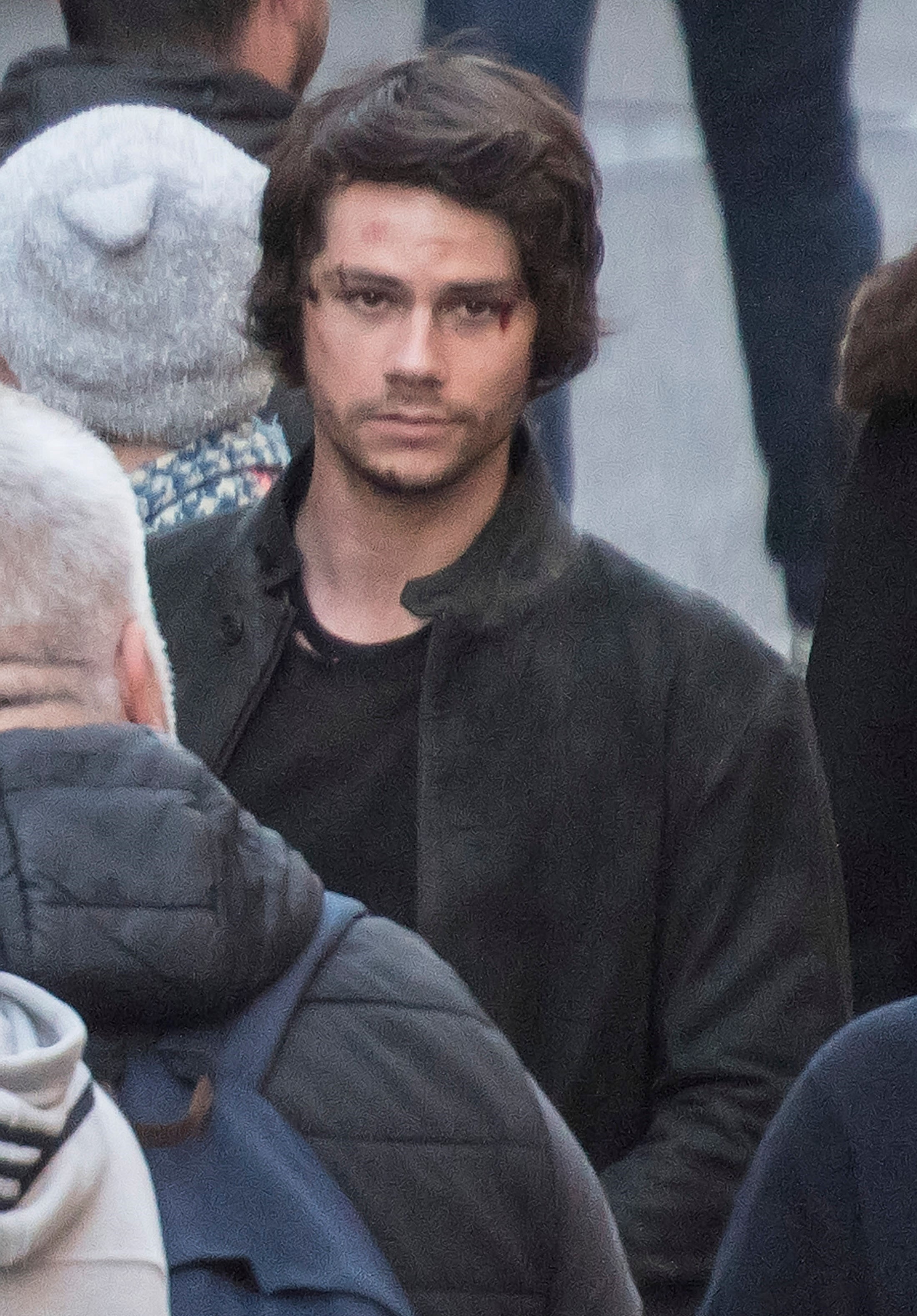 Dylan O’Brien é visto pela primeira vez em set após acidente | Capricho