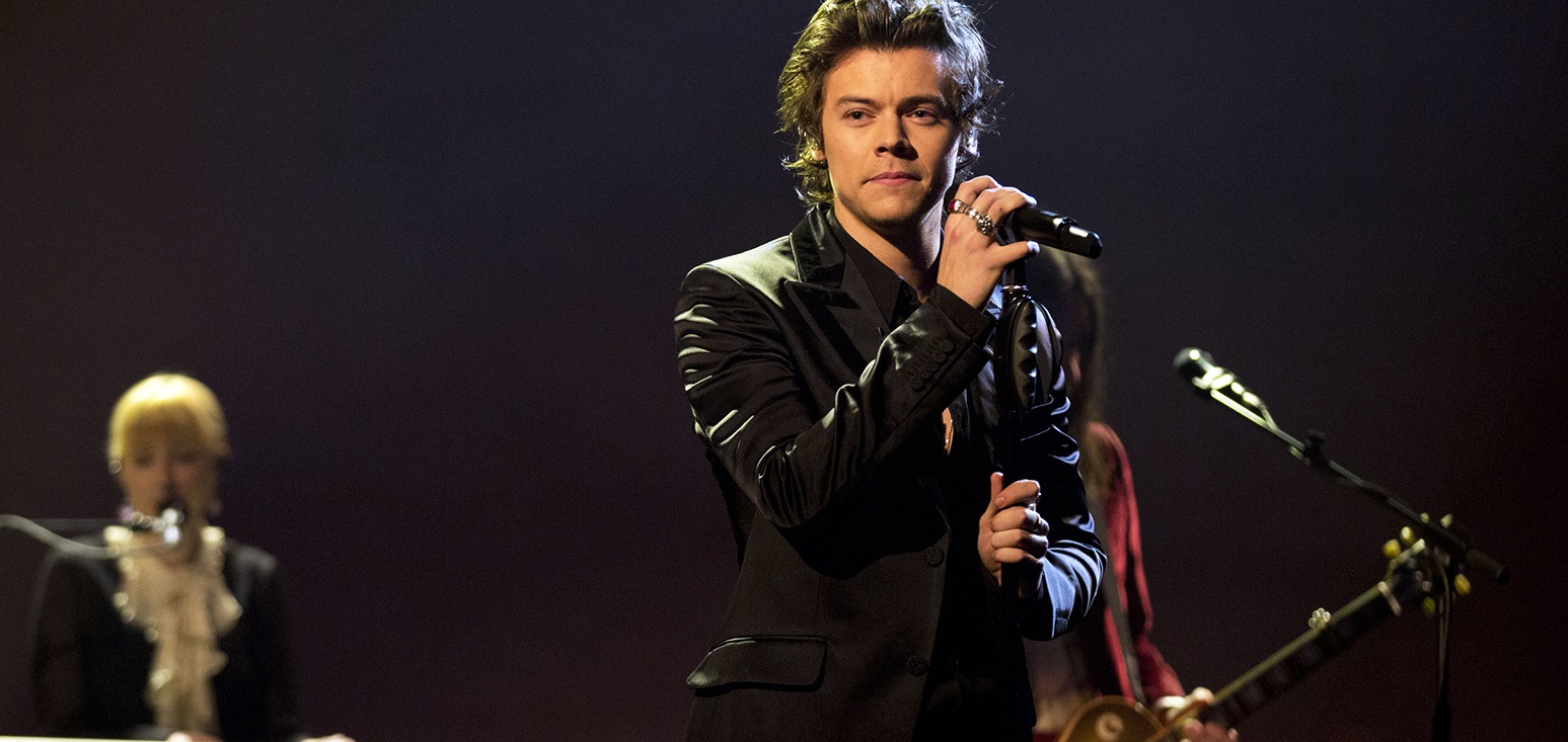 Harry Styles canta Sign of The Times na TV britânica | Capricho