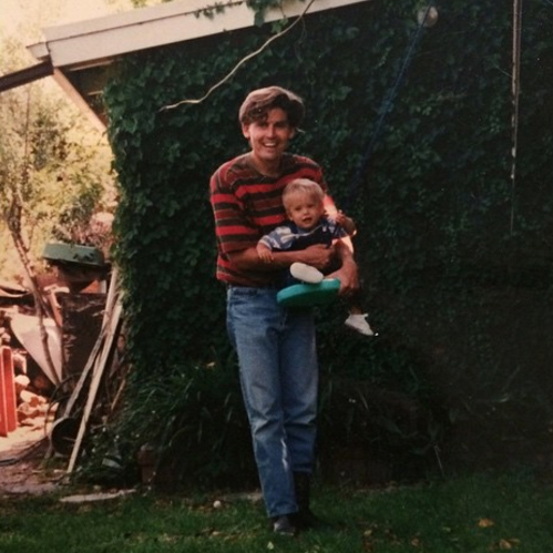 O pai de Cole e Dylan Sprouse é quase um terceiro gêmeo | Capricho