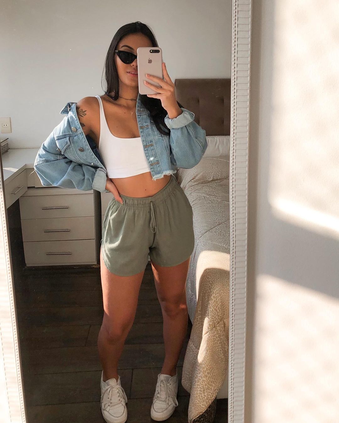 Top cropped branco: inspire-se em looks estilosos com a roupa básica ...