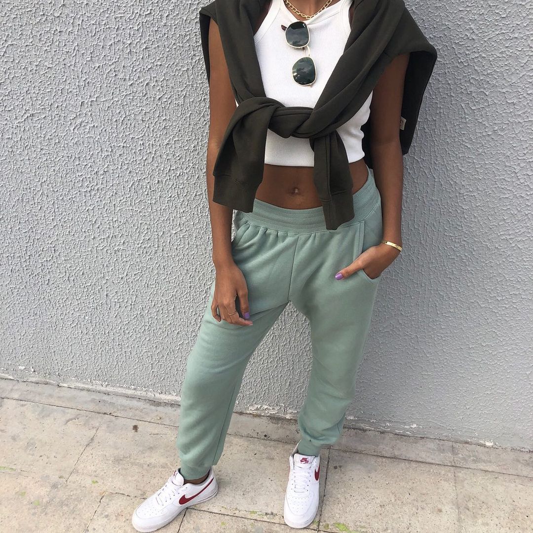 Top cropped branco: inspire-se em looks estilosos com a roupa básica ...