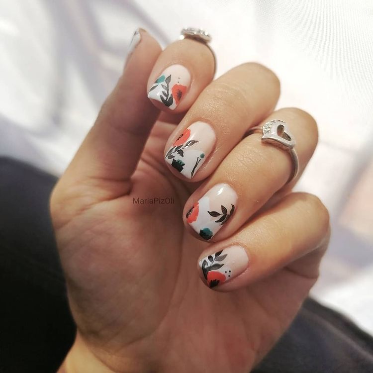 26 ideias de nail art com florzinhas para você se inspirar | Capricho