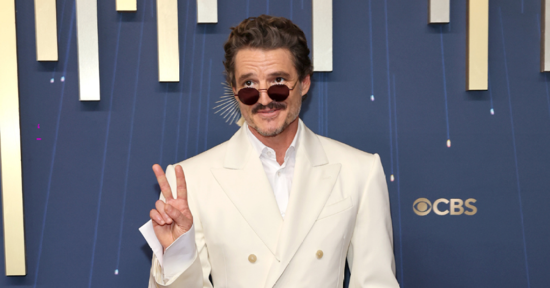 Pedro Pascal aposta na elegância ao vestir terno ‘all white’ para o ...